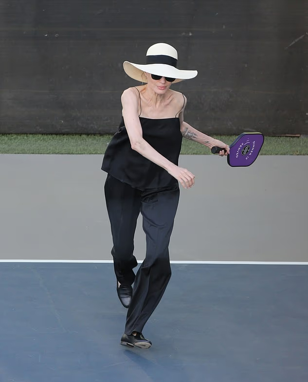 Pax Thiên thi đấu pickleball cùng mẹ