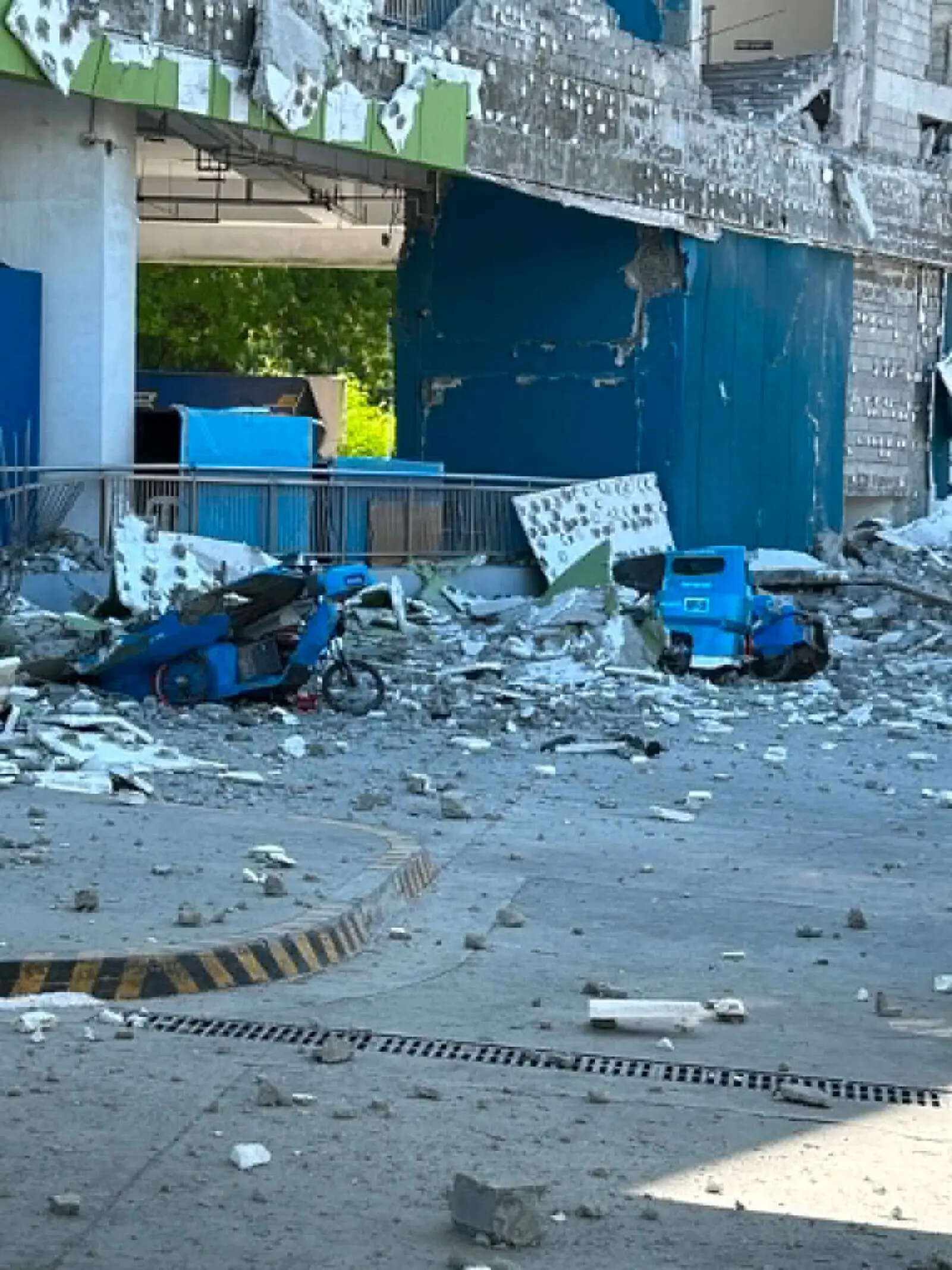 Philippines earthquake in videos: Watch buildings collapse, airport ...