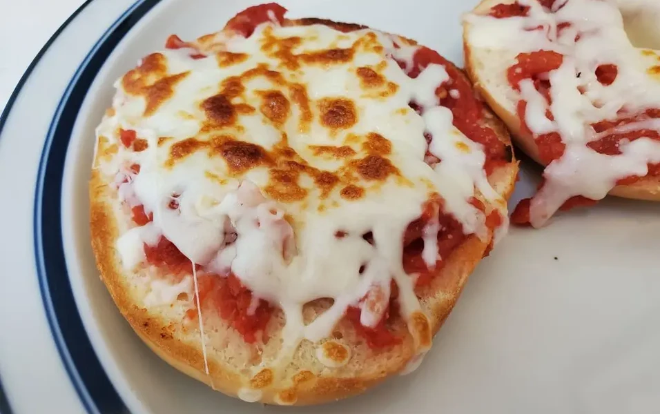 Mini pizza bagels for every craving