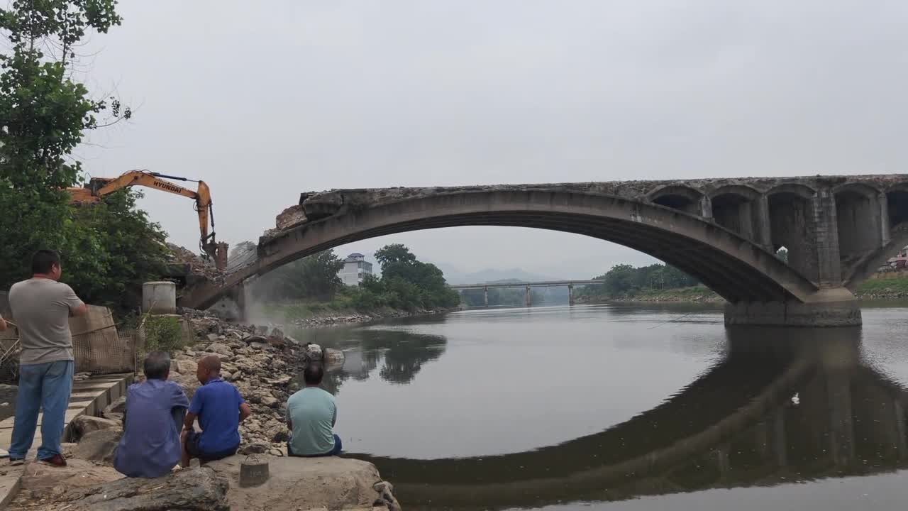 Spectators run as bridge demolition sends wave across river in Jiangxi ...