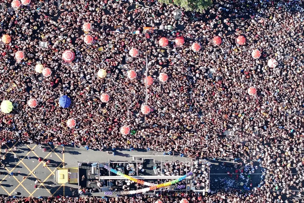 Parada LGBT+ de SP reúne 37 mil na Paulista em dia ensolarado, aponta USP