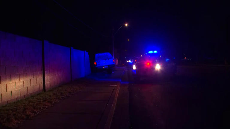2 injured after car crashes into wall near Phoenix home