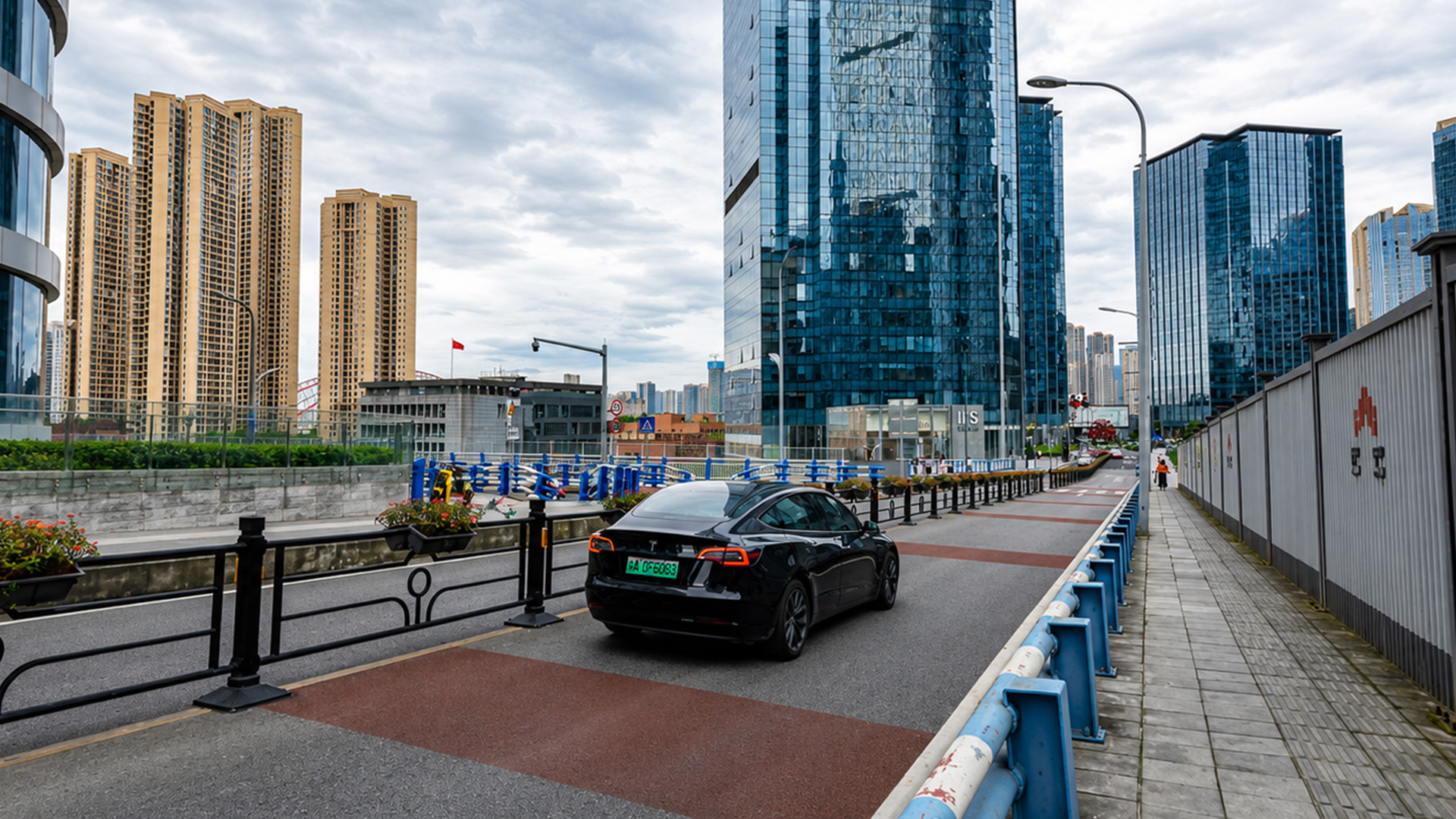 In het zakendistrict van China ligt een smalle weg tussen hoge torens