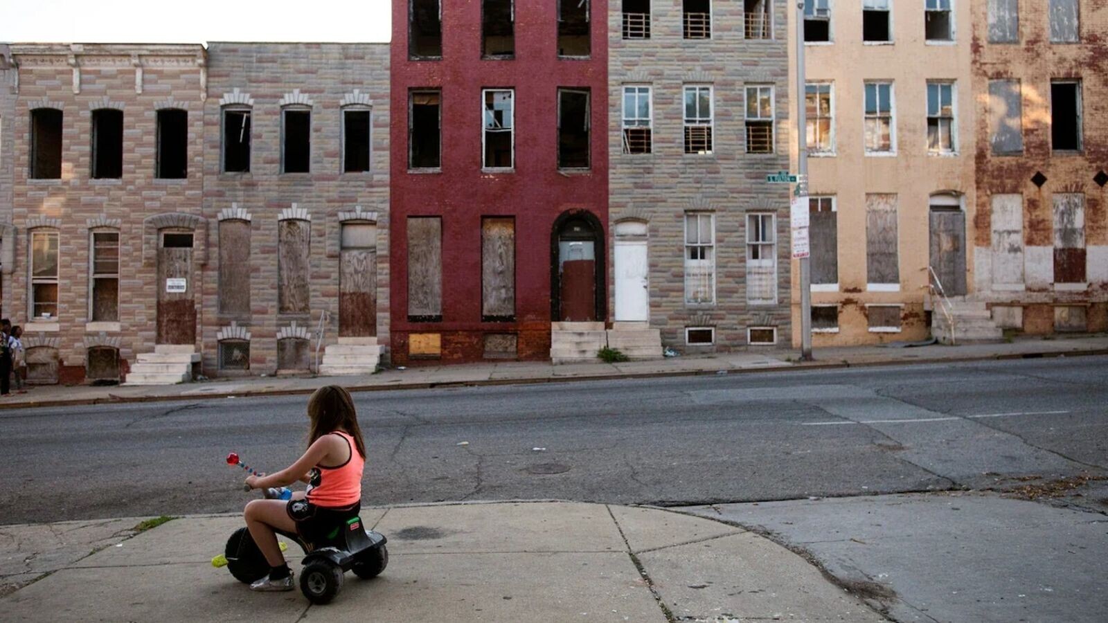 18 photos showing America's two sides, living in parallel realities