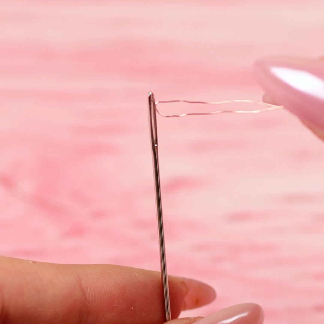 Save time with this super easy needle threading hack 🪡