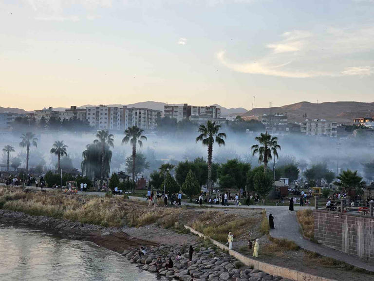 Cizre’de mangal dumanı nehir üzerinde sis görünümü oluşturdu