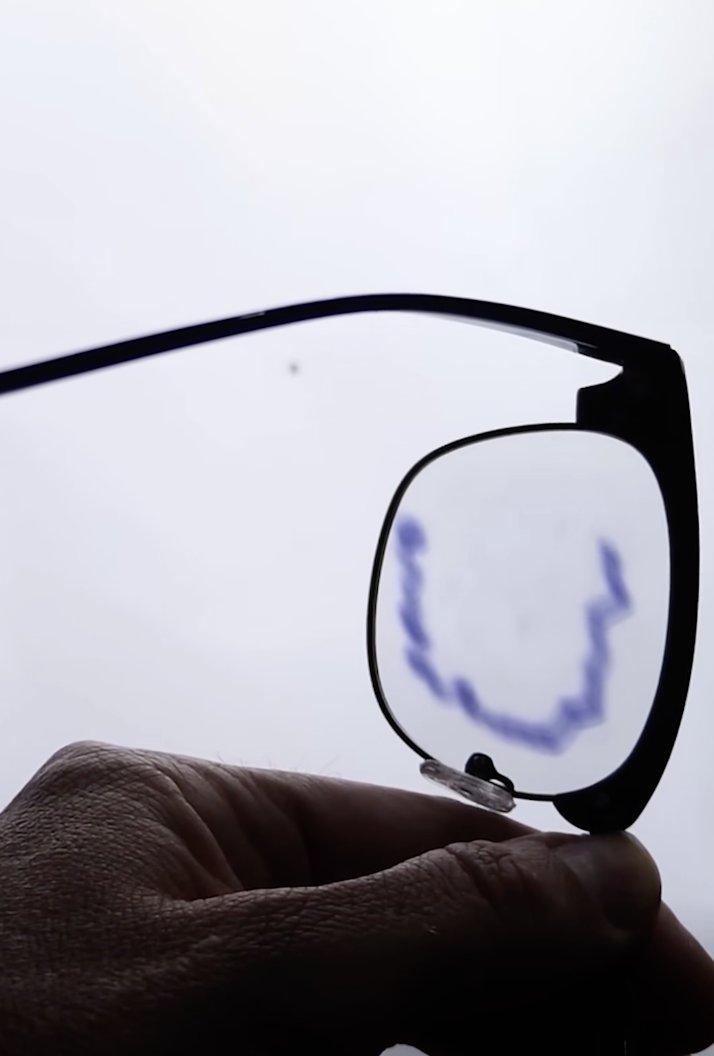 How do photochromic lenses work?