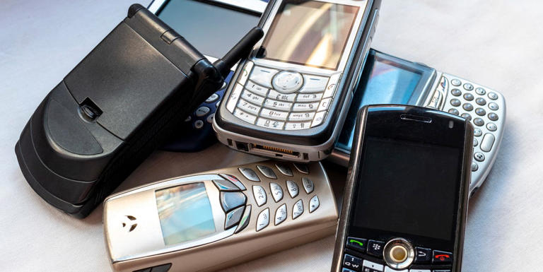 The 6 best dumbphones for unplugging from endless screen time