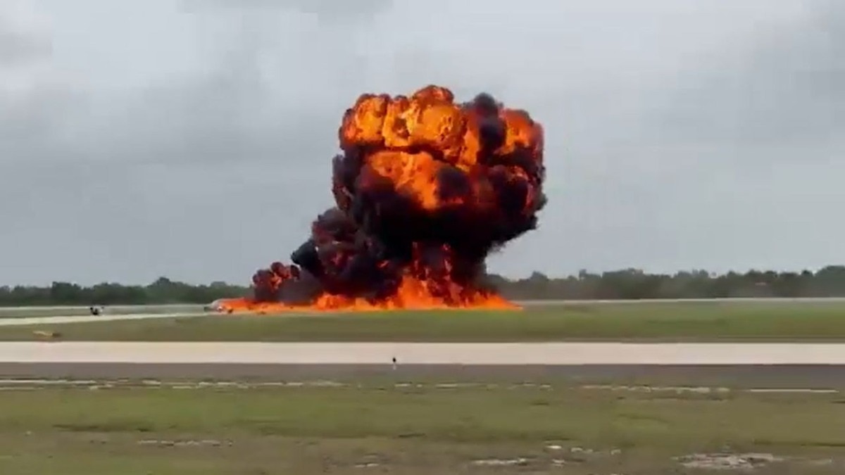 Video: Private jet crashes, bursts into flames during emergency landing ...
