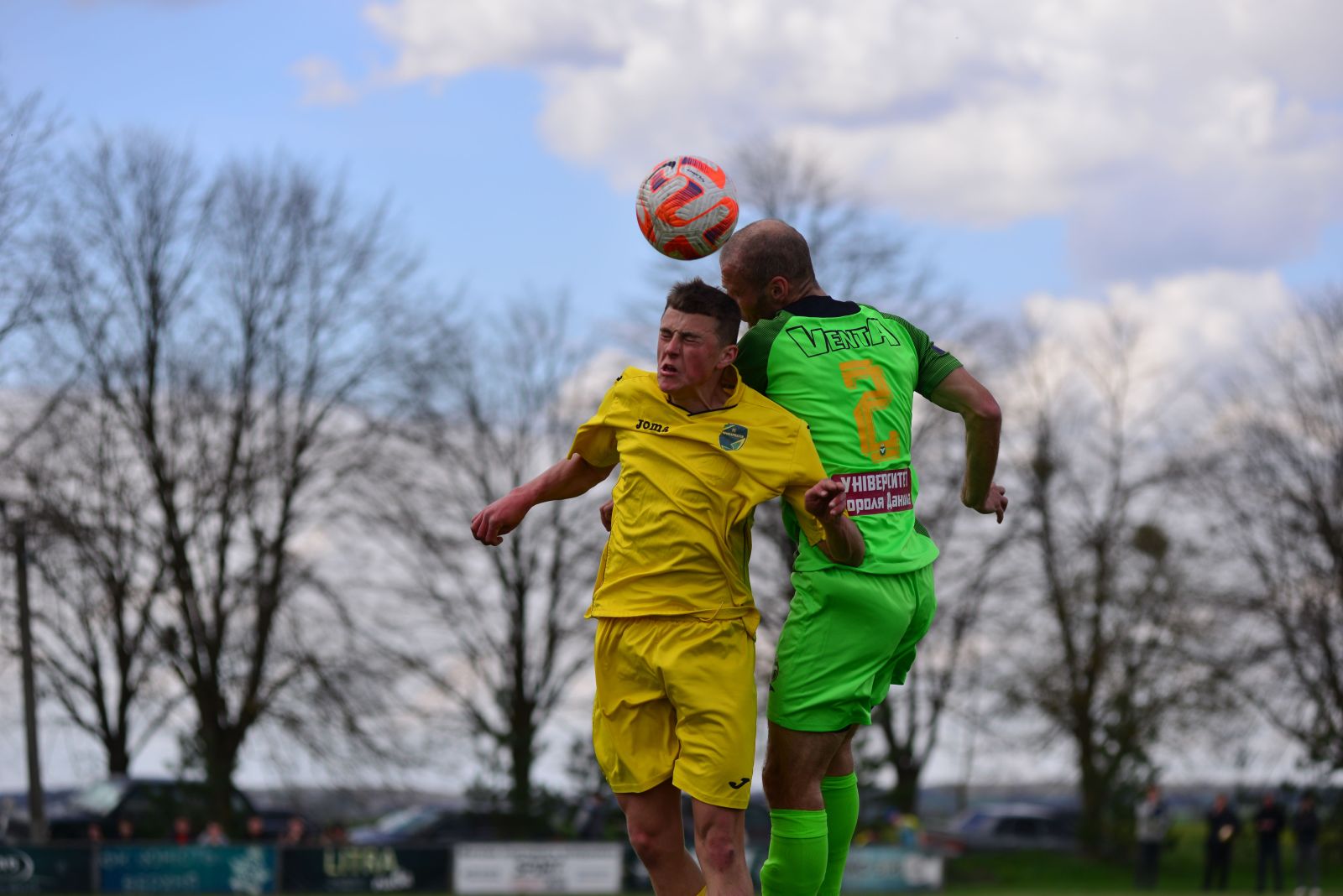 A single header in soccer has measurable consequences on the brain