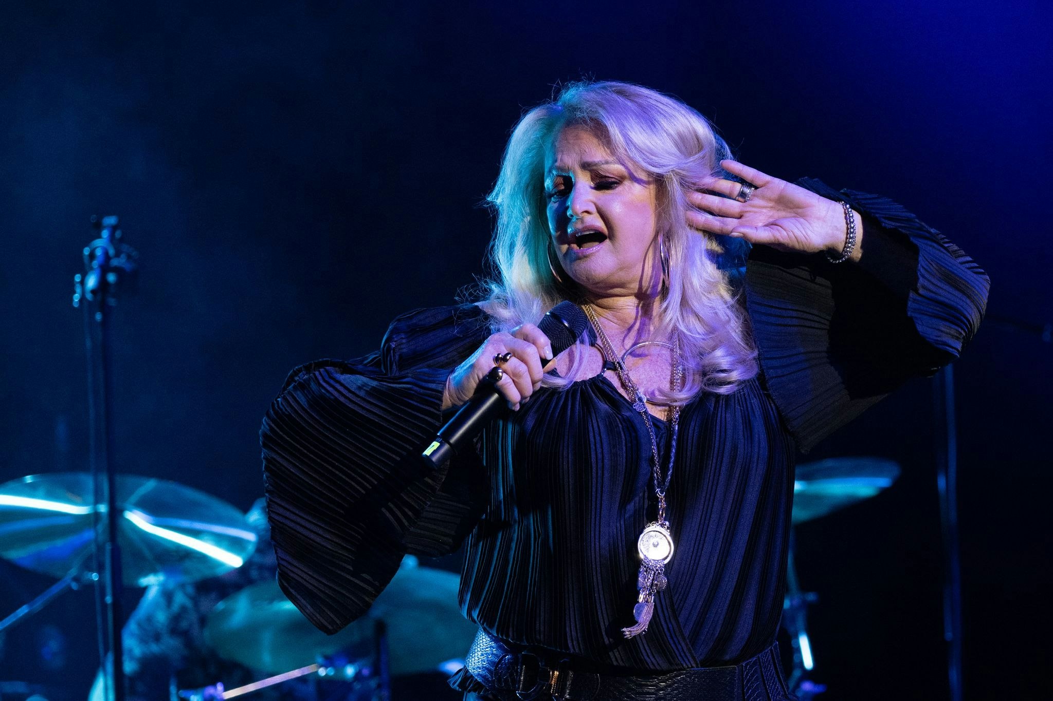Große Sorge um Bonnie Tyler: Nach Not-OP sagt Sängerin Konzerte ab ...