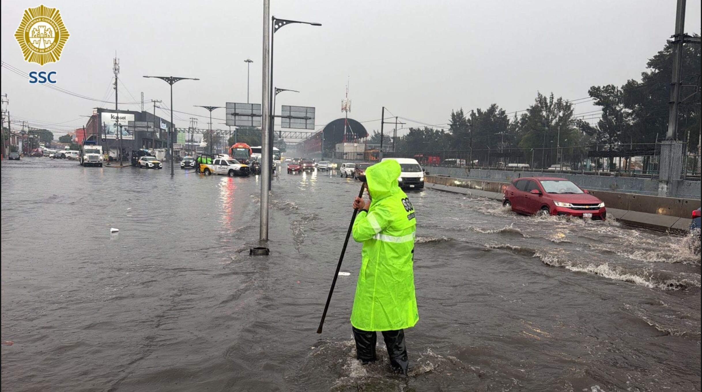 Lluvias inundan Calzada Ignacio Zaragoza y afectan Línea A del Metro en ...