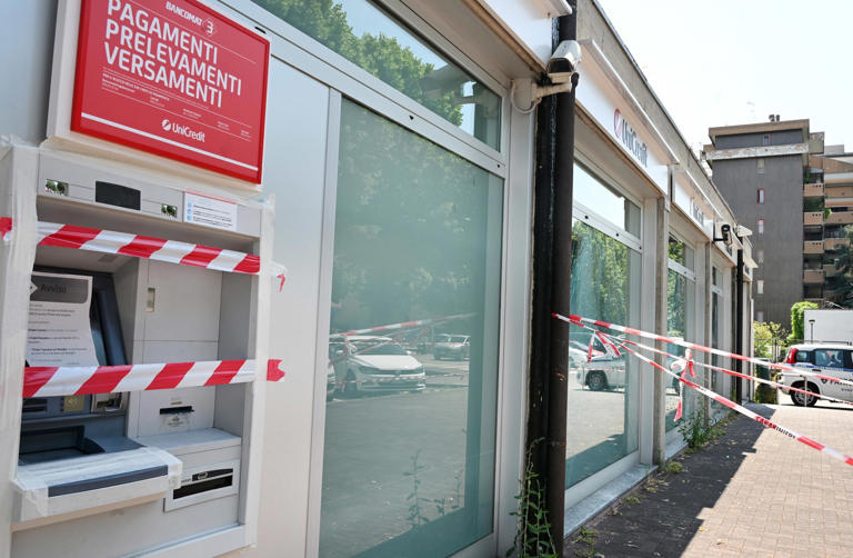 Boato in piena notte, assaltato il bancomat
