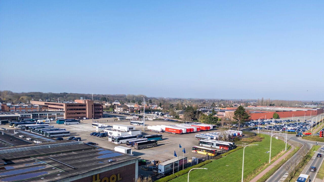 Vlaamse regering wil bedrijfsterrein Van Hool kopen: "Unieke kans op 30 ...