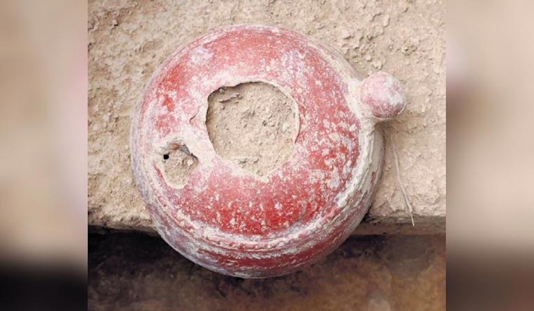Keezhadi excavation in TN's Sivaganga district unearths 1st red-slipped ...