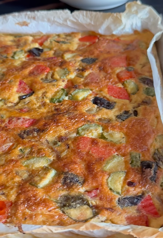 Farinata di ceci con verdure estive: zucchine, melanzane, peperoni e ...