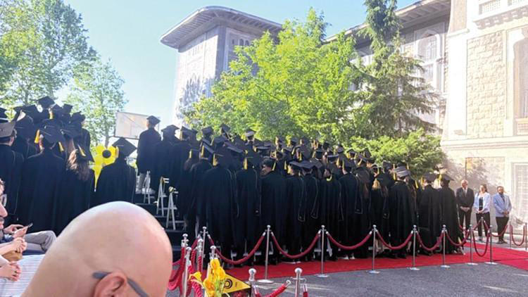 İstanbul Erkek Lisesi mezuniyetinde protesto... Okul yönetimi töreni ...