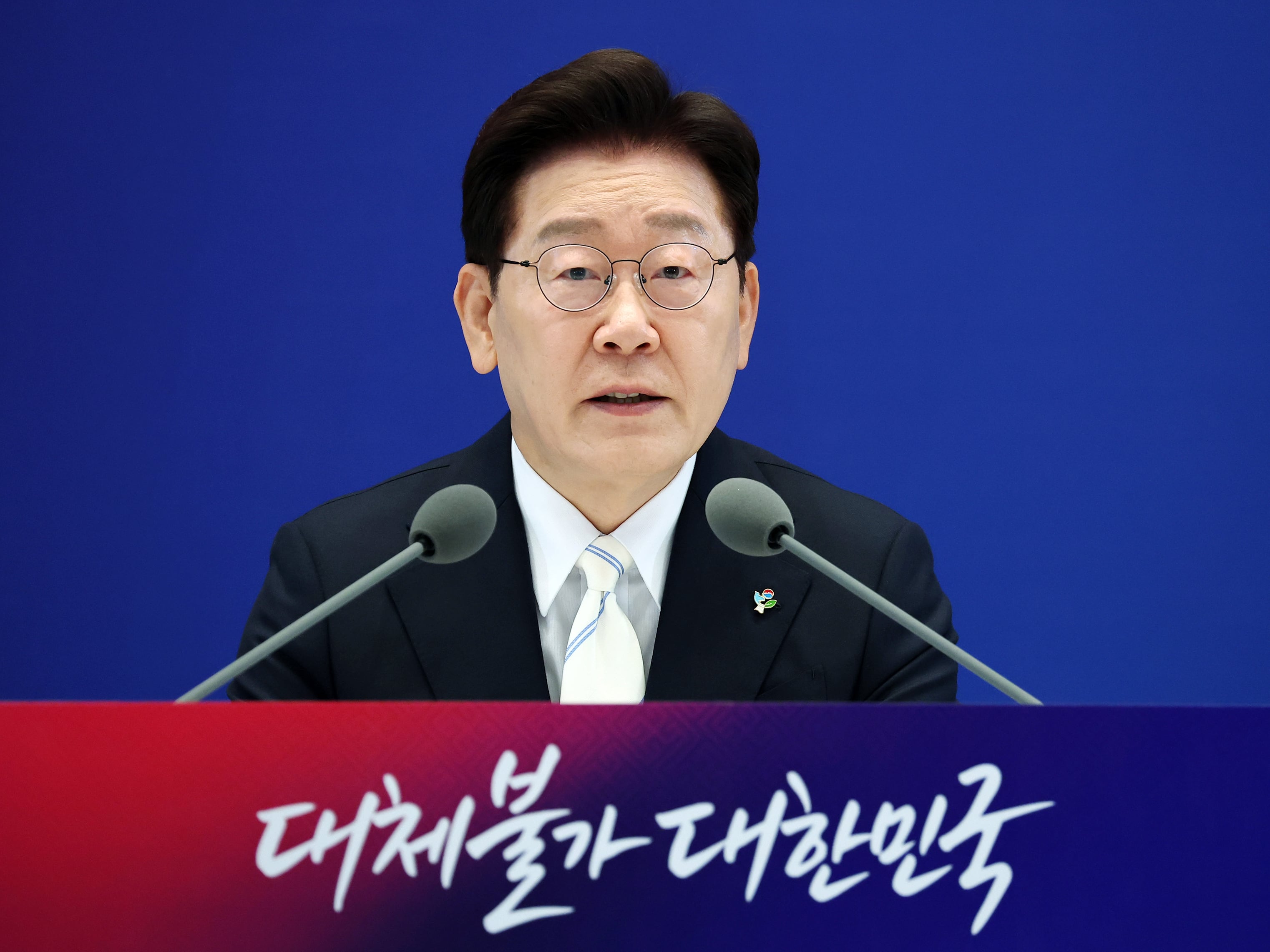 Lee's approval rating drops to 55.2%