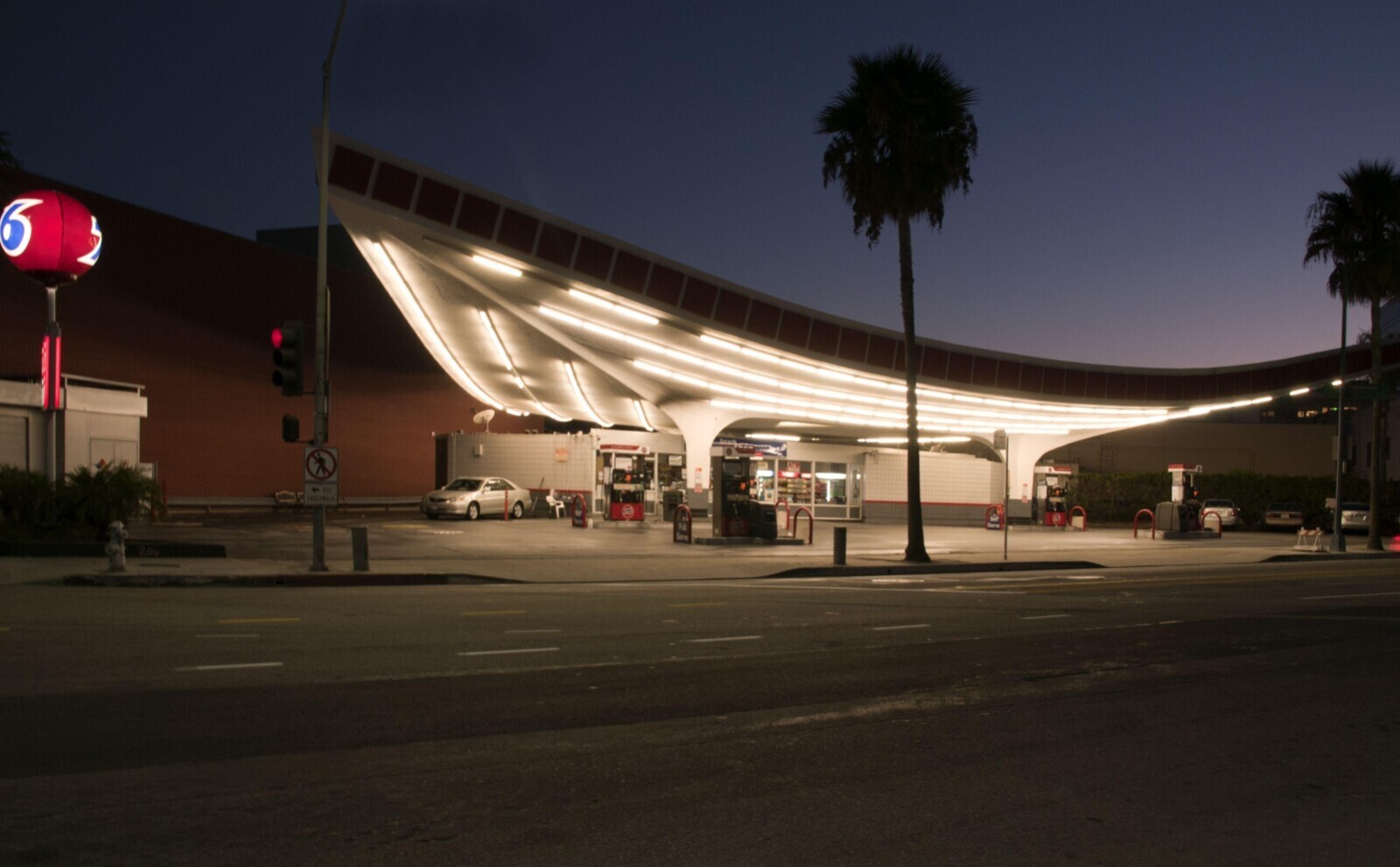 18 photos of gas stations being our nation's cultural landmarks
