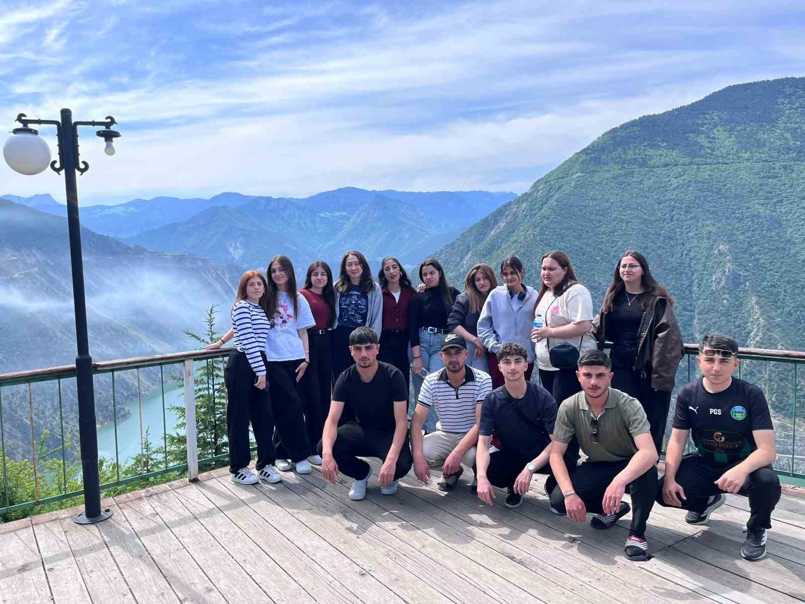Posof Kaymakamlığı’ndan öğrencilere büyük moral: Rize gezisi düzenlendi