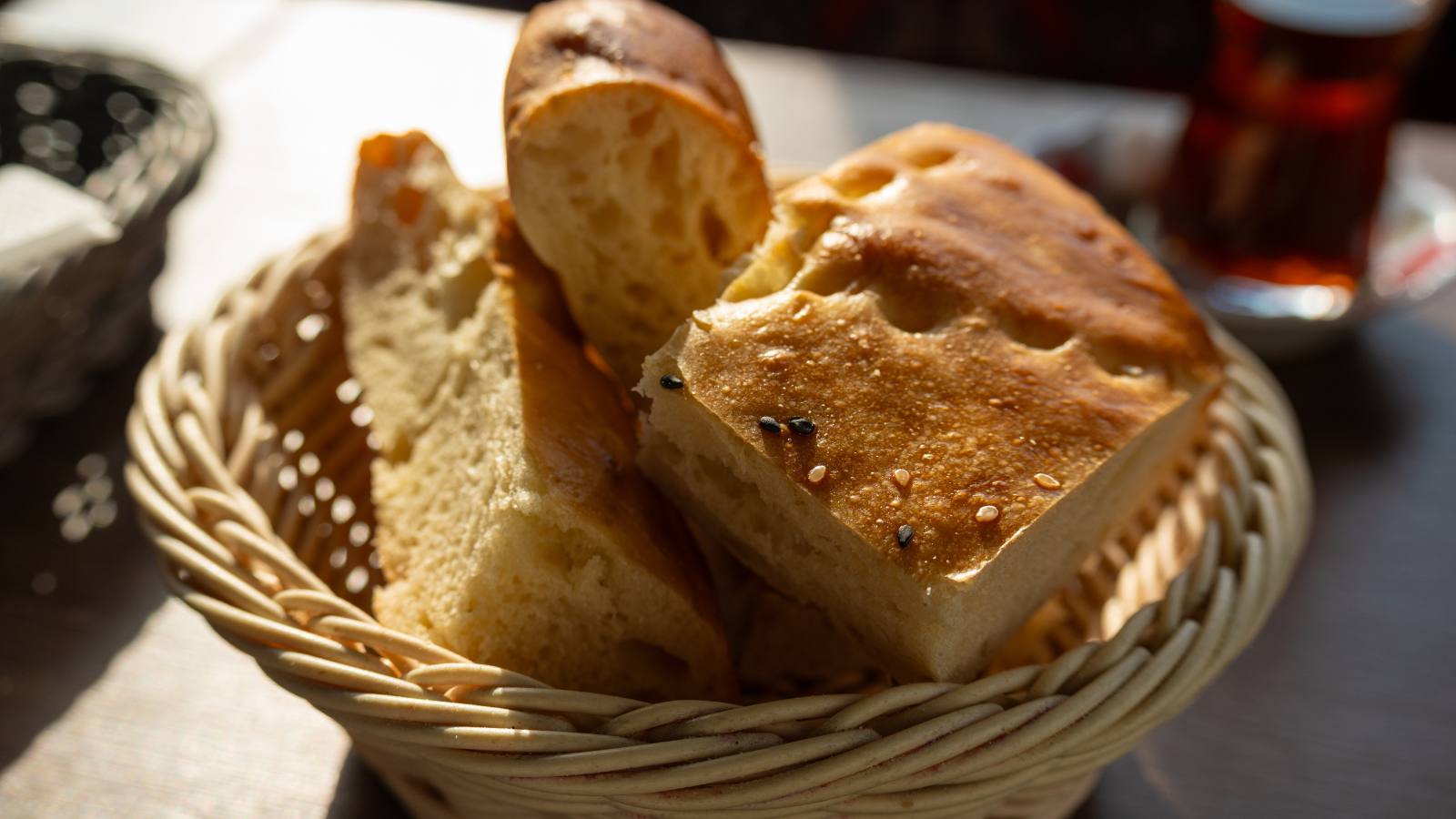 Ce que tout le monde ignore sur les corbeilles à pain au restaurant ...
