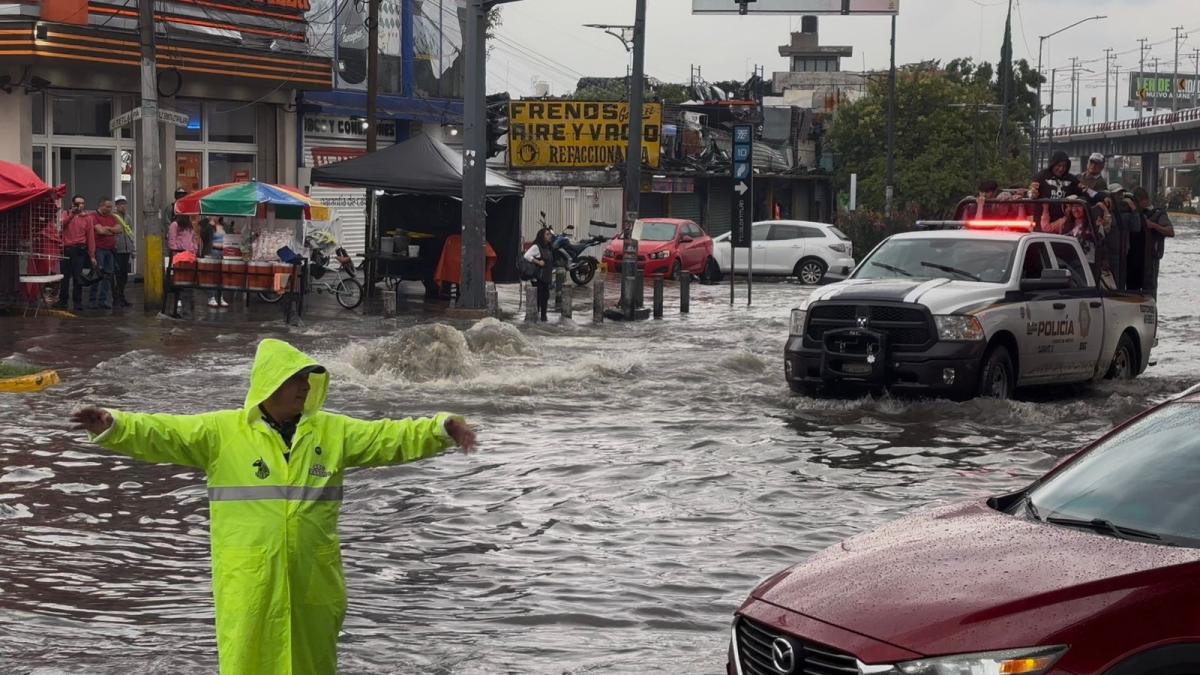 Tormenta paraliza la Calzada Zaragoza y un rayo suspende el Cablebús