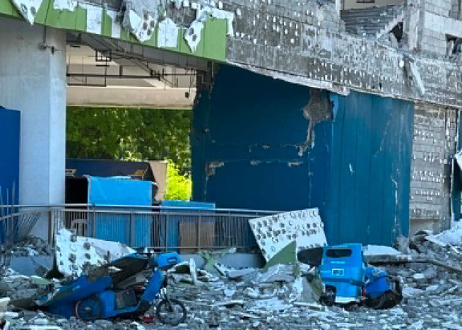 Deadly quake destroys buildings and triggers tsunami in southern ...