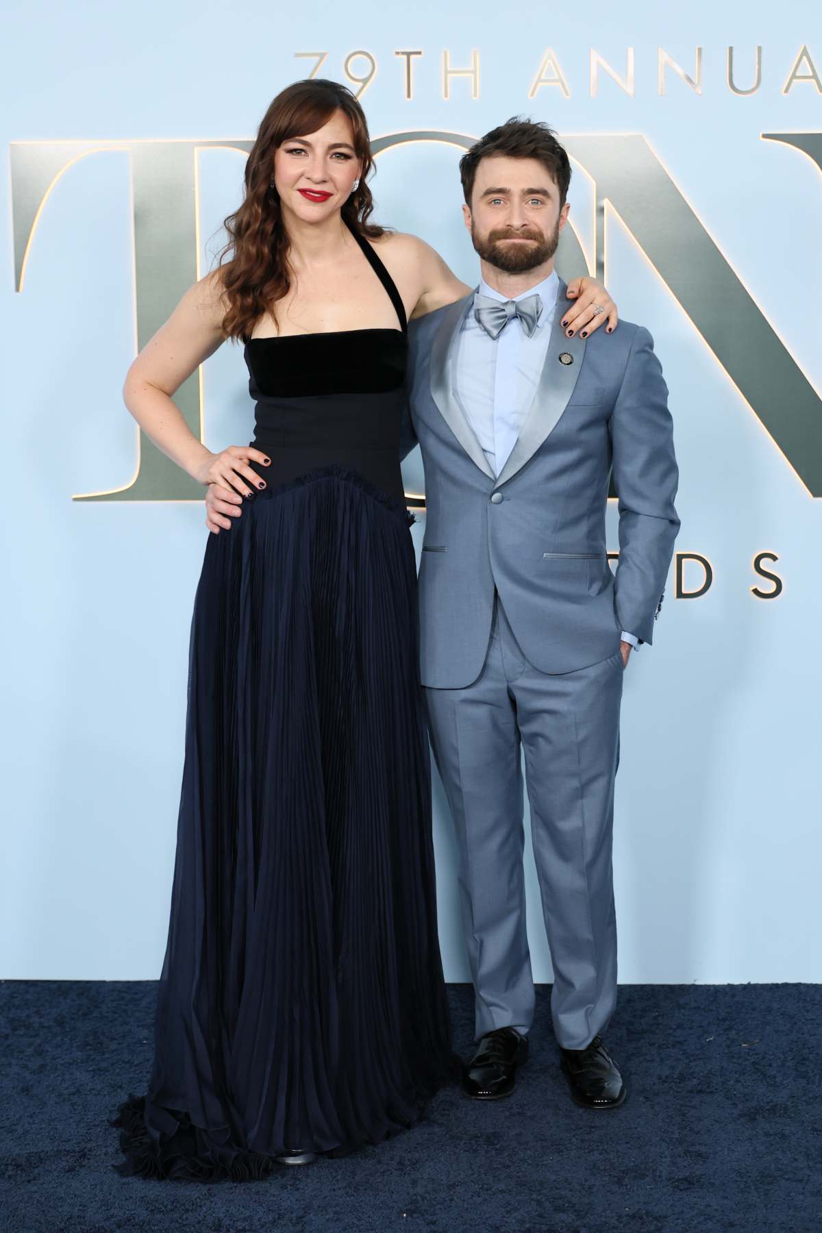 Daniel Radcliffe recreates viral red carpet meme from two years ago at ...