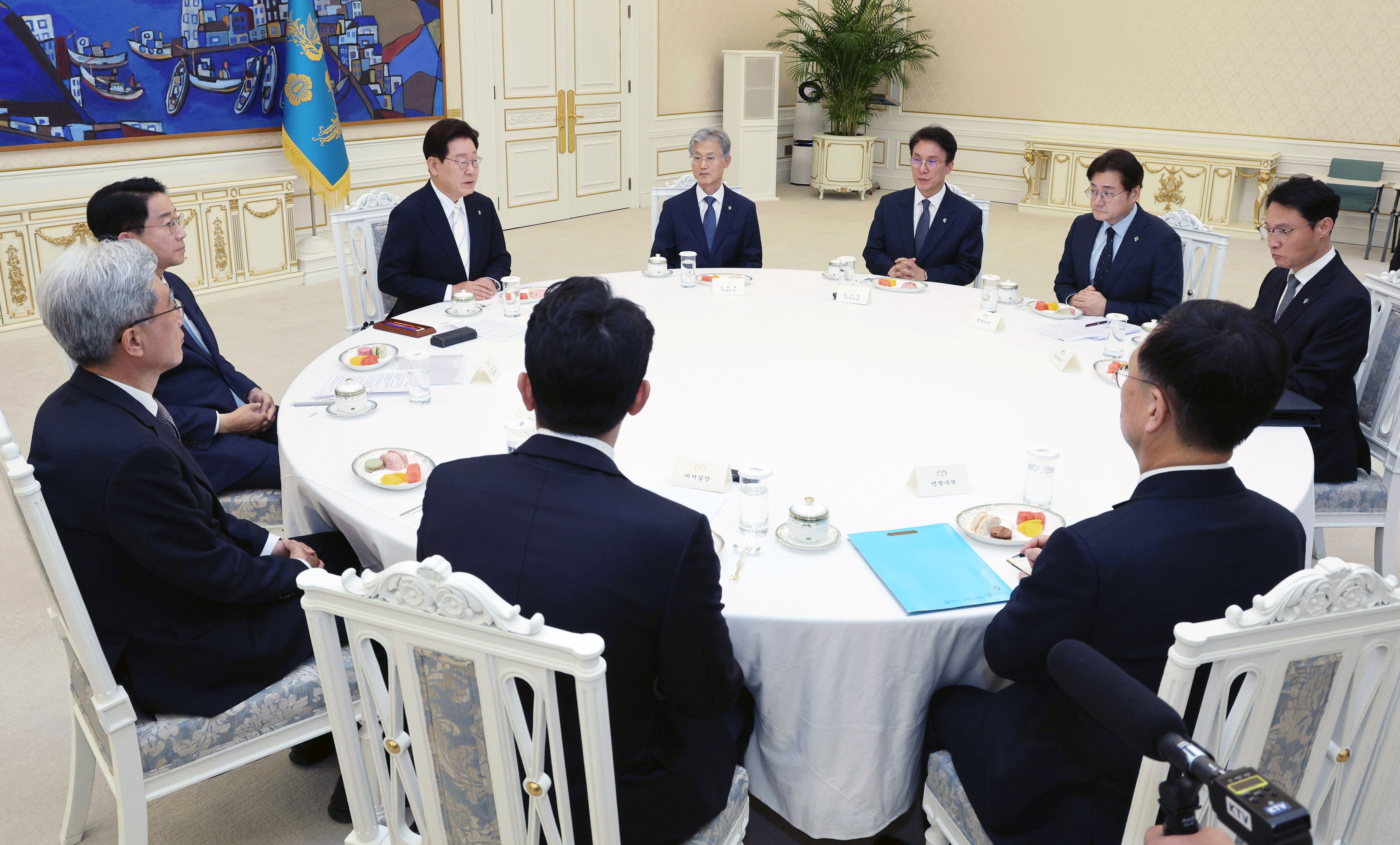 President Lee Jae Myung and key officials discuss NEC reforms amid ...