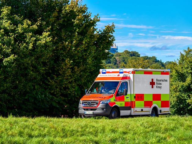 Fahrradfahrer stirbt bei Unfall mit Lkw – Bundesstraße in Bayern gesperrt