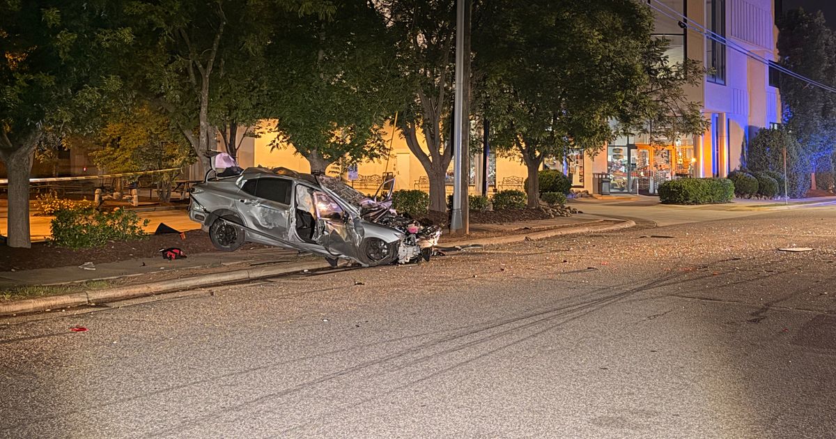 S Saunders Street closed in Raleigh after car crashes into utility pole