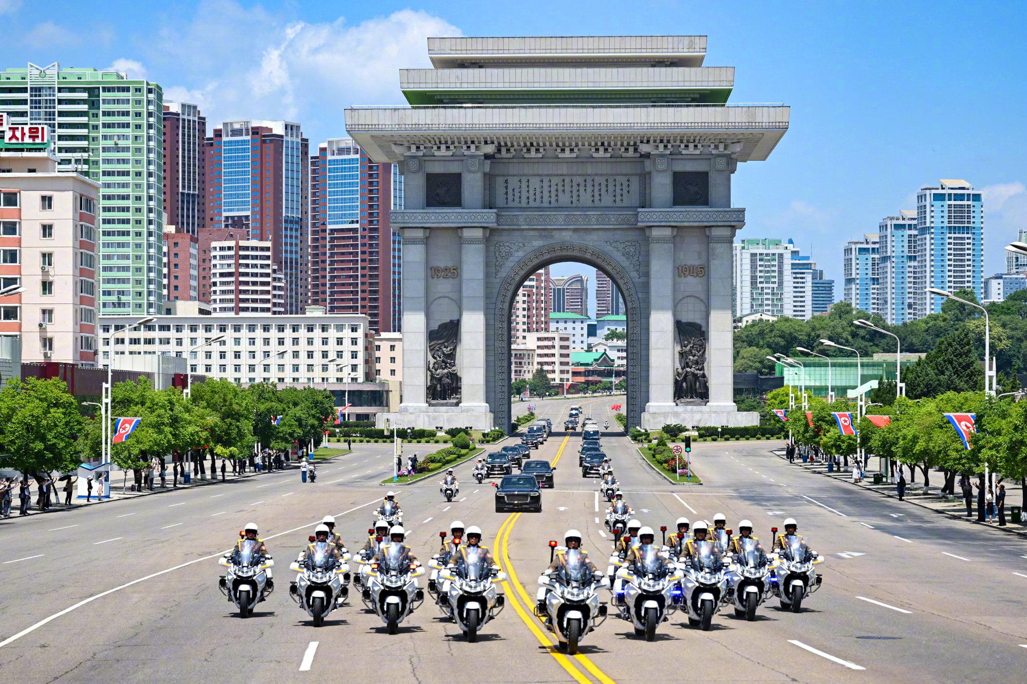 Pyongyang rolls out the red carpet as Xi Jinping is welcomed with pomp ...