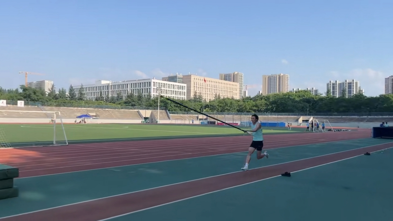 Pole vault pole snaps mid-jump in Shaanxi!