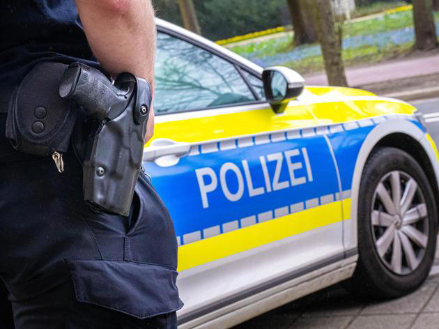 Einbrecher schlägt Scheibe ein und durchwühlt Geschäft