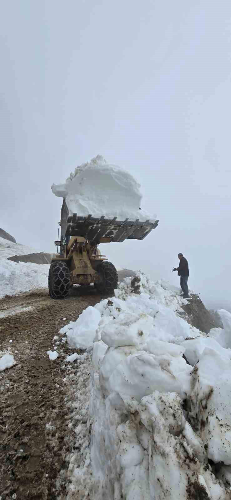 Rize’de yayla yollarında haziran ayında kar temizliği