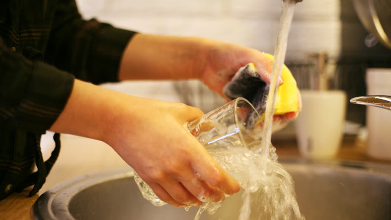 Kitchen tips: Steel, rubber or sponge, which scrub is best for your ...