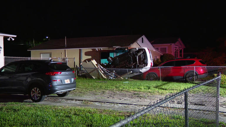 St. Petersburg car crash: Police searching for driver of stolen car ...
