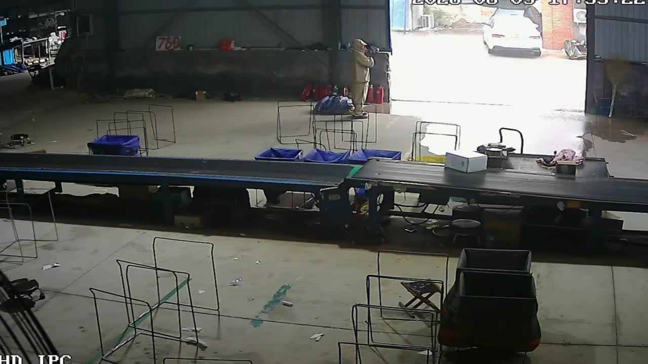 Man knocked over by gate during strong winds in Hebei, China