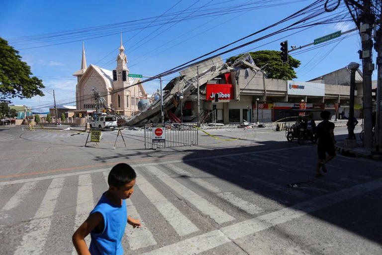 Earthquake of magnitude 7.8 strikes off southern Philippines, 32 feared ...