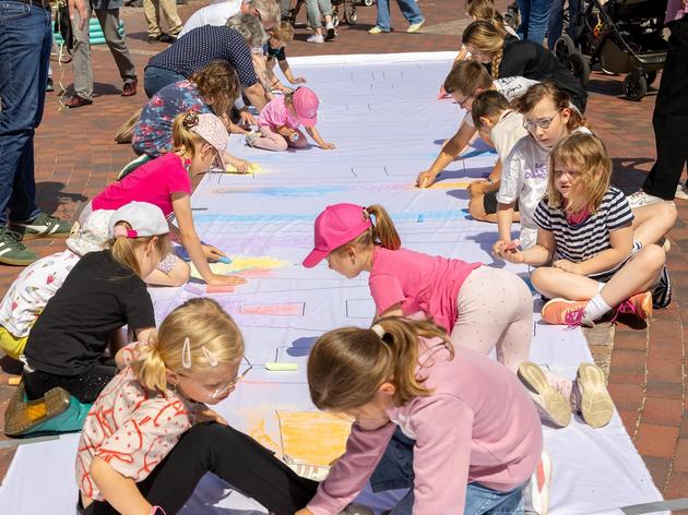 Jubiläum in Uelzen: Familientag lockt mit 28-Meter-Banner und Smoothie ...