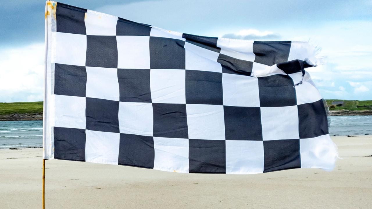 O que significa uma bandeira aos quadrados na praia?