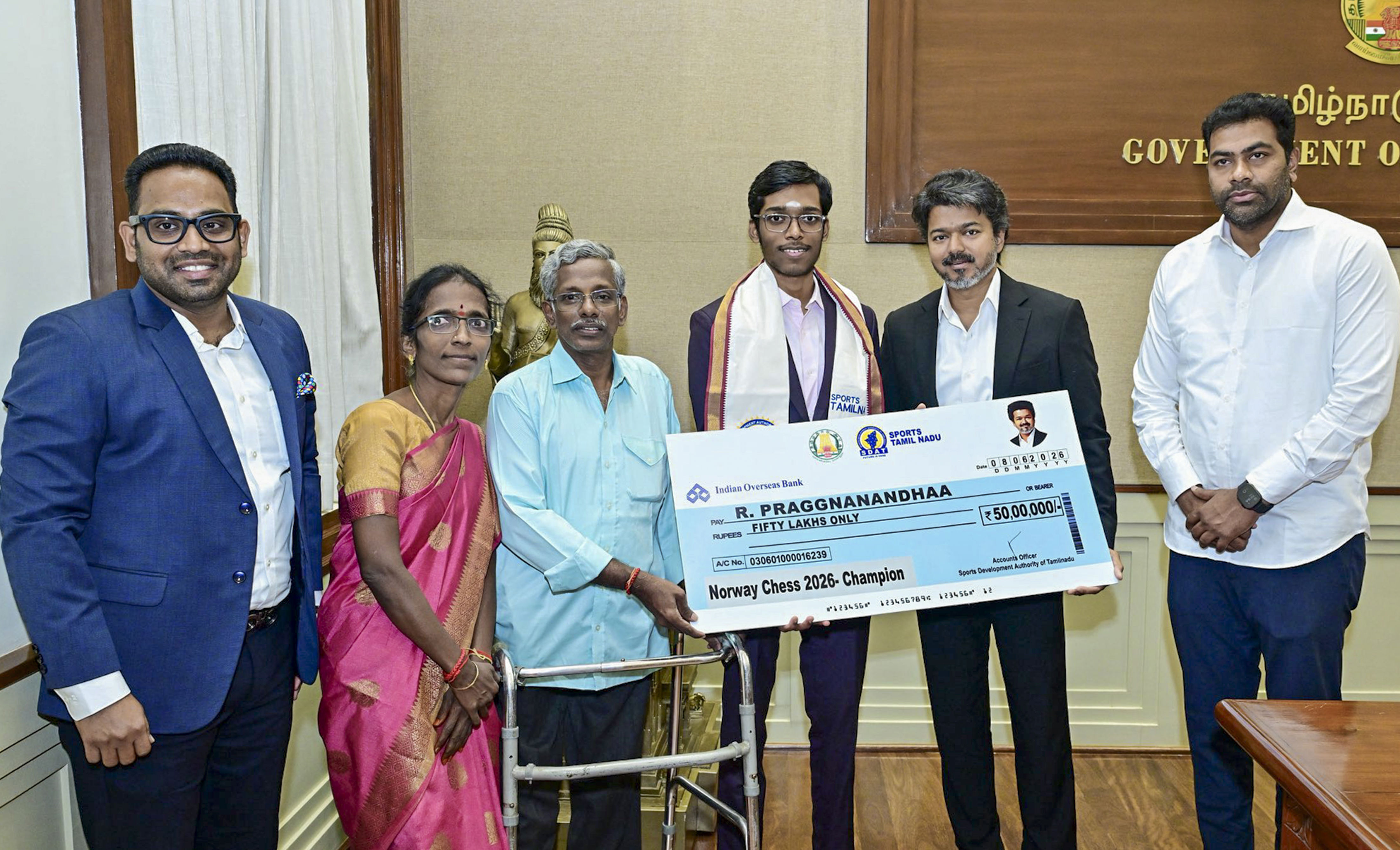 TN CM Vijay honours chess champion Praggnanandhaa with Rs 50 lakh ...