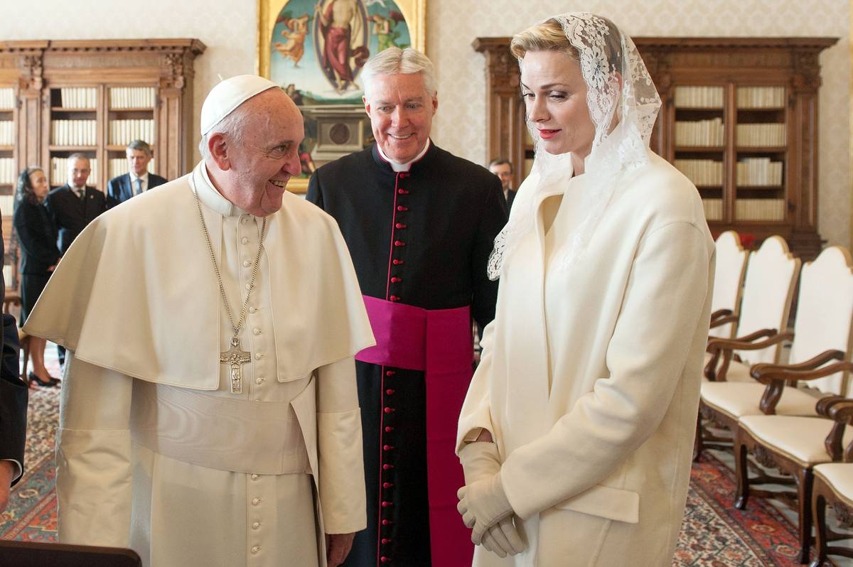 Apenas 6 rainhas podem vestir branco junto do Papa - saiba porquê