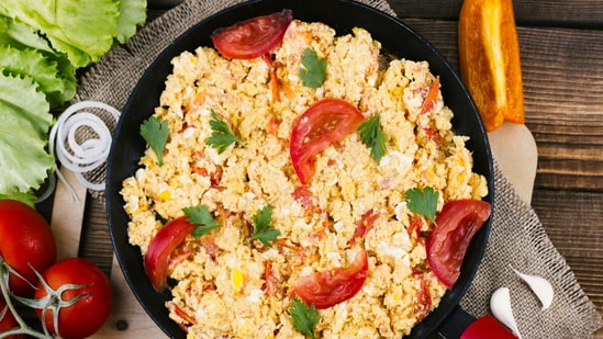 Egg white and paneer bhurji with veggies: A 40g protein breakfast for ...
