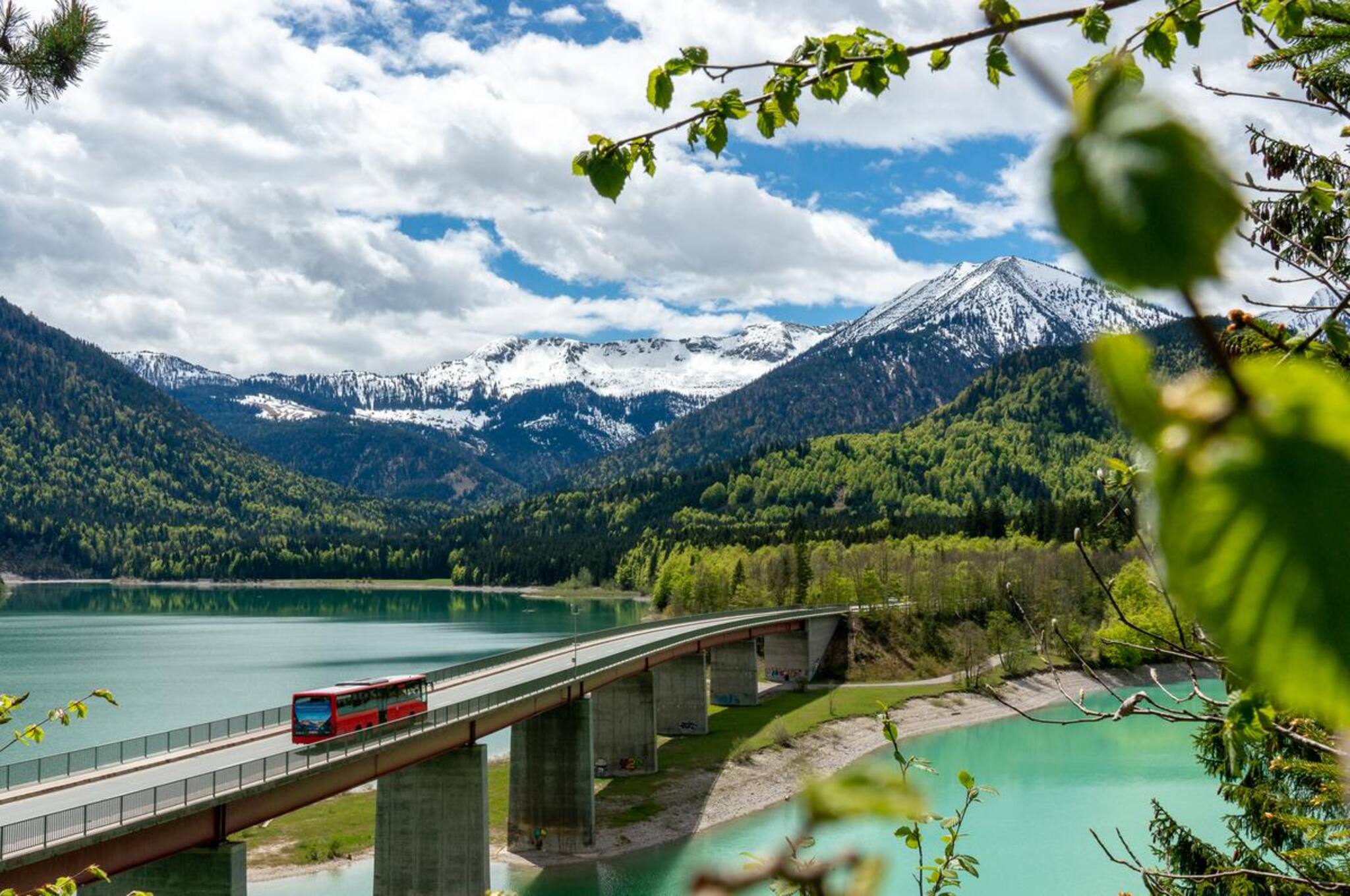 Mit dem Deutschlandticket: Diese Busse bringen dich kostenlos in die Alpen