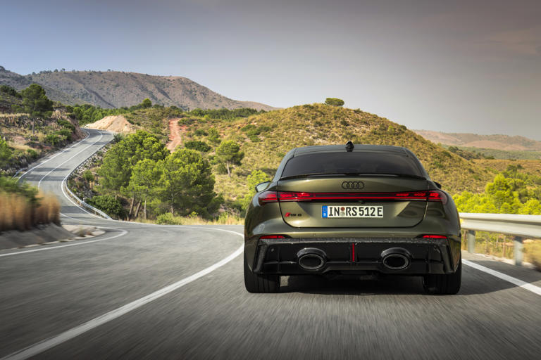 RS5 Phev, la sportività “alla spina” che stupisce. È il primo modello ...