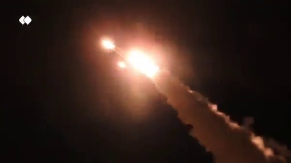 L'Iran scaglia 30 missili contro Israele, il video del lancio