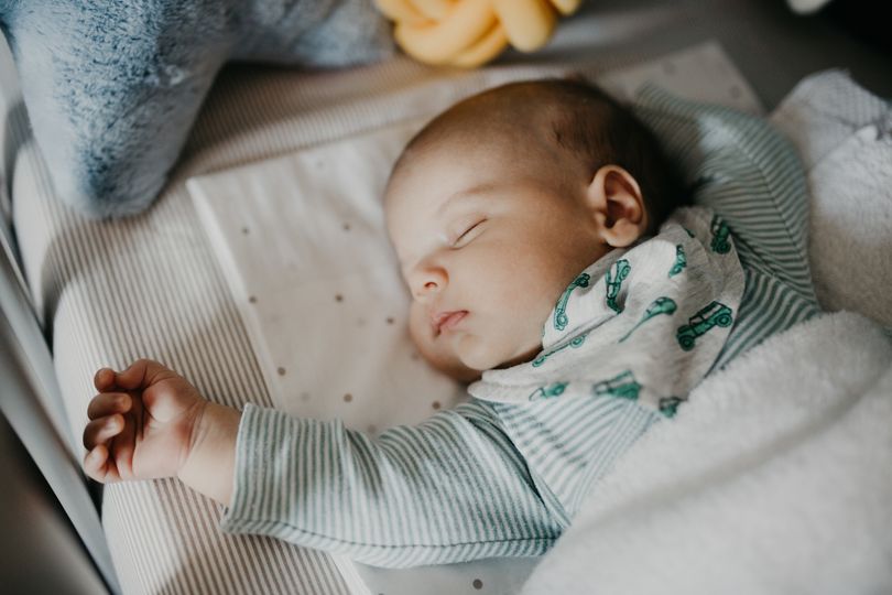 Parents issued urgent risk of death warning over popular baby sleep ...