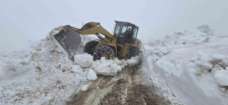 Rize’de yayla yollarında haziran ayında kar temizliği
