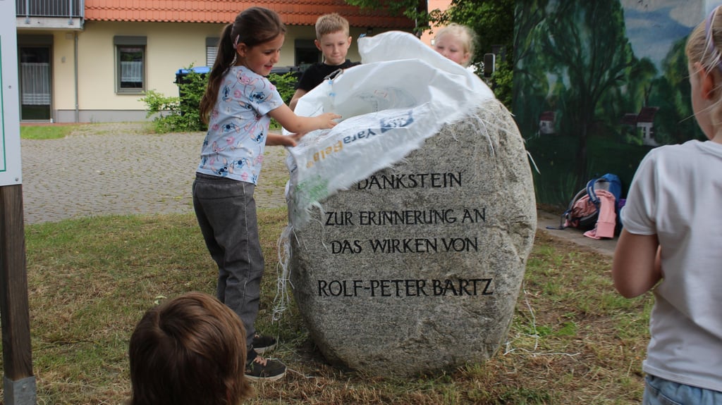 Pogge-Schule in Lalendorf pflanzt Baum und ehrt Rolf-Peter Bartz